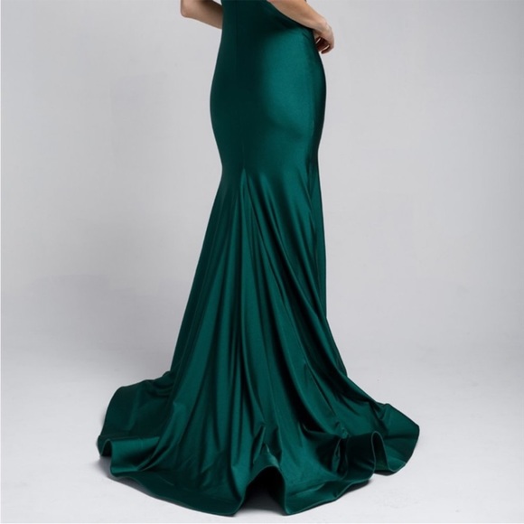Amelia Couture | Dresses | Emerald Vneck Mermaid Shape Prom Party ...